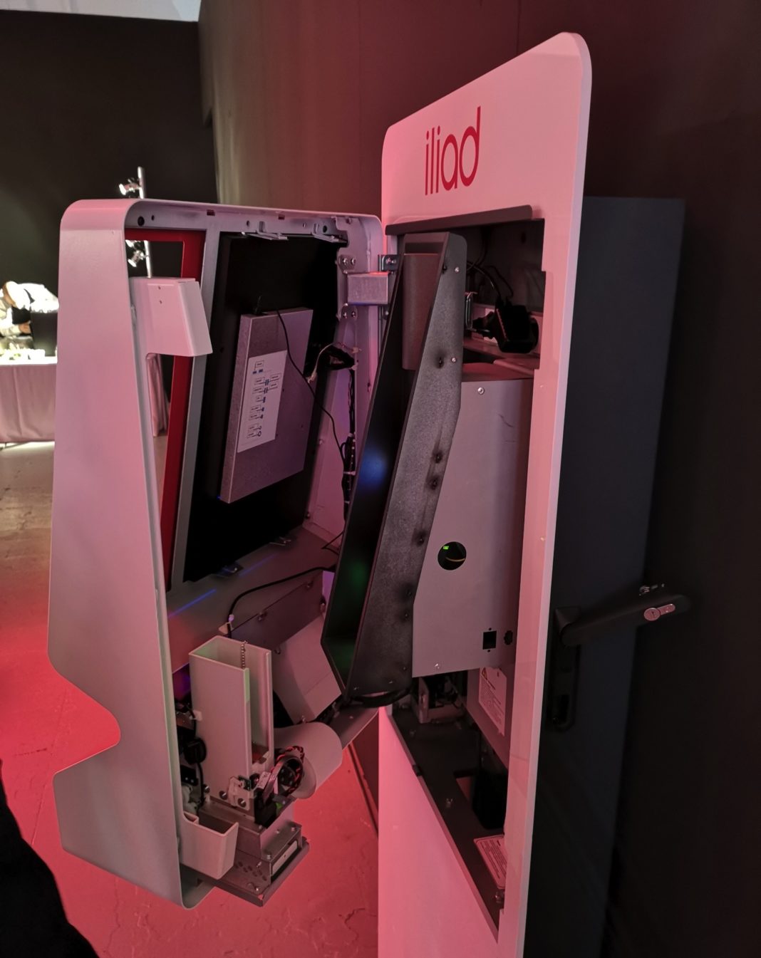 Come funziona Simbox, il Totem SIM di iliad Italia e dove trovarlo ...