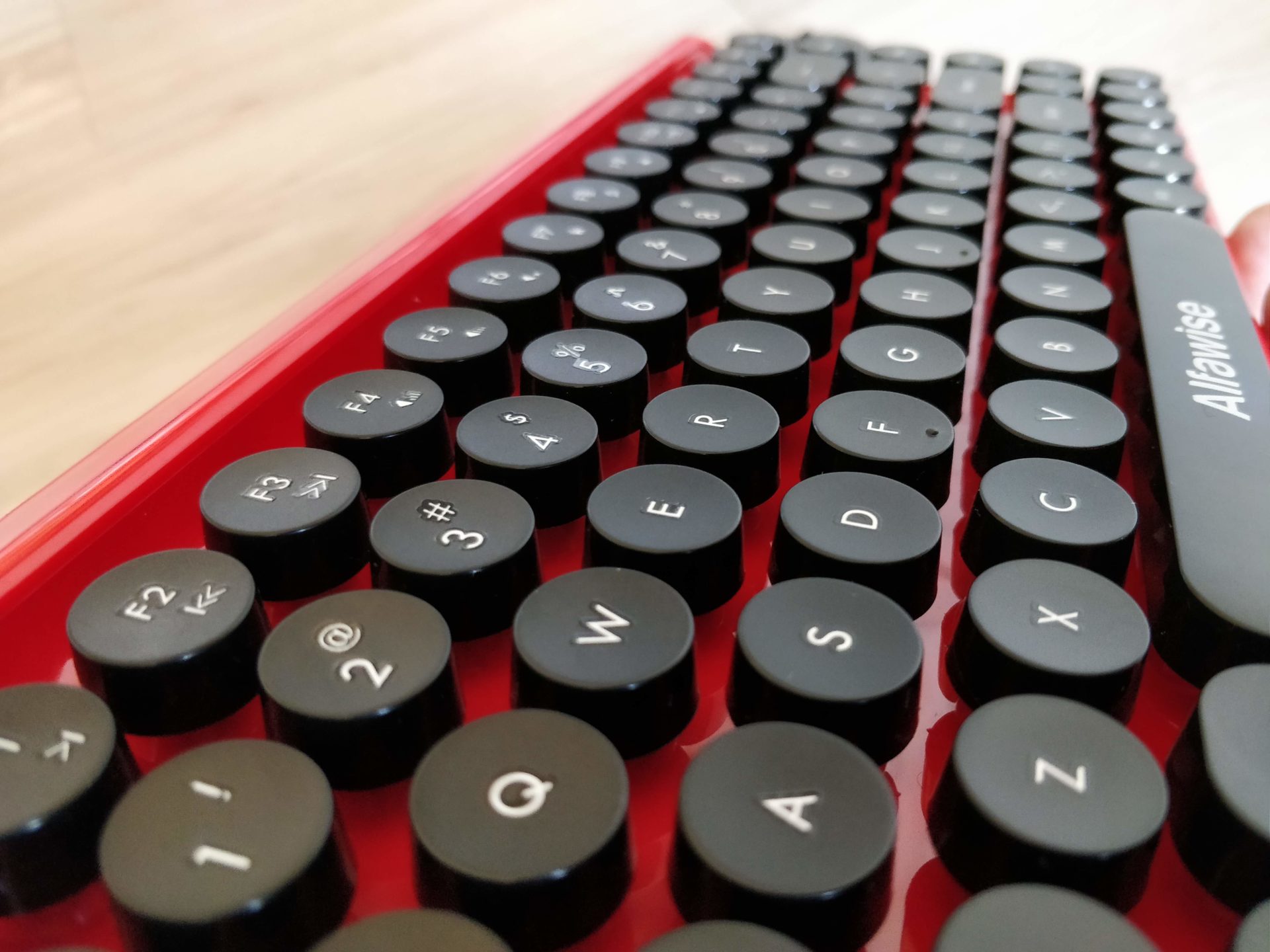 Recensione Alfawise K800, la tastiera vintage che sembra una macchina ...