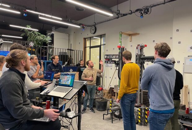 Il robot AI Monumental costruisce muri e case 24 ore al giorno ...