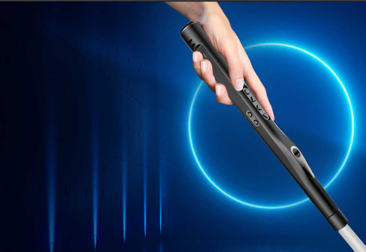 Il bastone con AI per non vedenti WeWALK Smart Cane 2 al CES 2025 ...